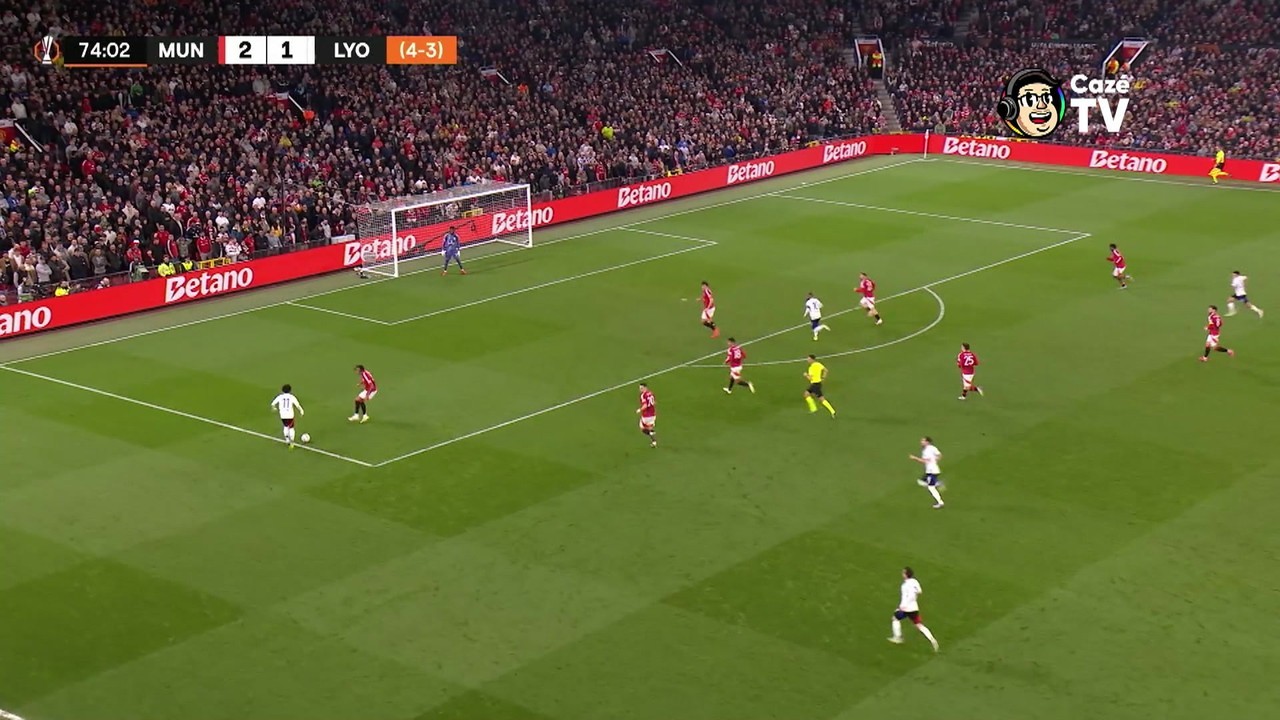 Zagueiro do United saiu no meio do jogo contra o Lyon por conta de ...