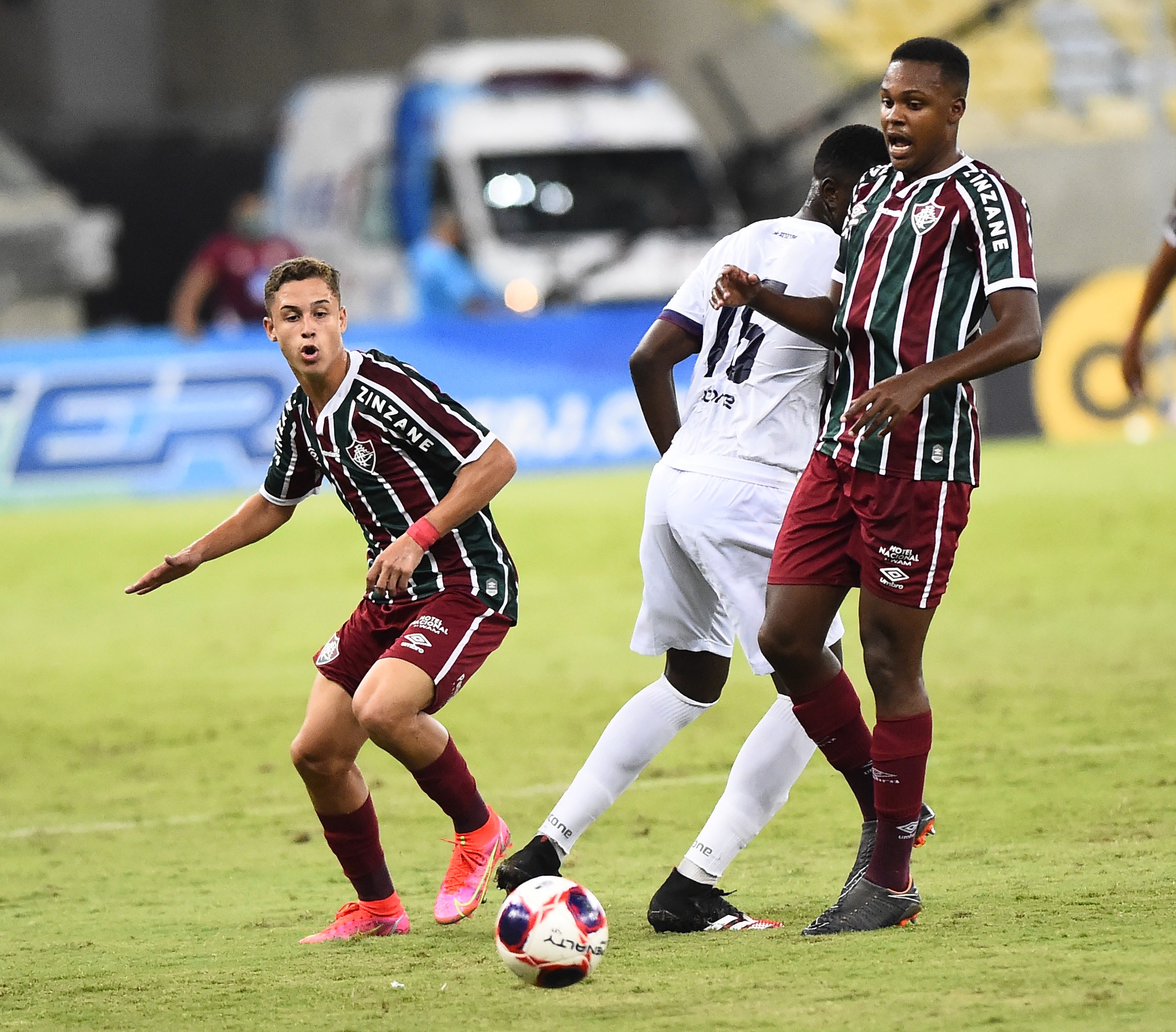 Arthur estreia no Fluminense e se torna o jogador mais jovem a jogar ...