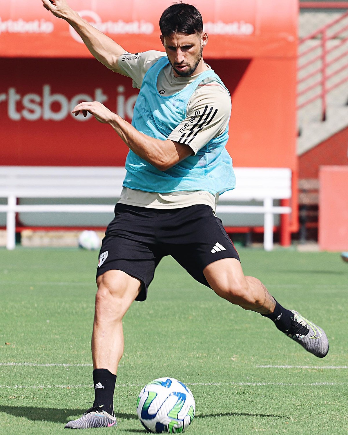 Calleri treina sem limitações e deve reforçar São Paulo na Copa do ...