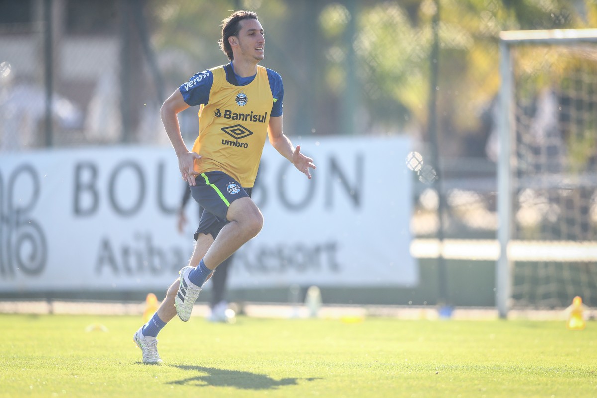Ainda em recuperação, Geromel faz trabalho no campo com Borja e Léo ...