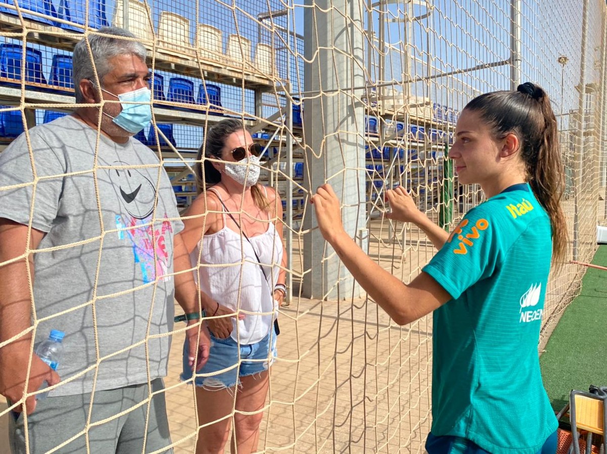 "Foi tudo muito rápido para ela": pais de Giovana Queiroz seguem passos ...