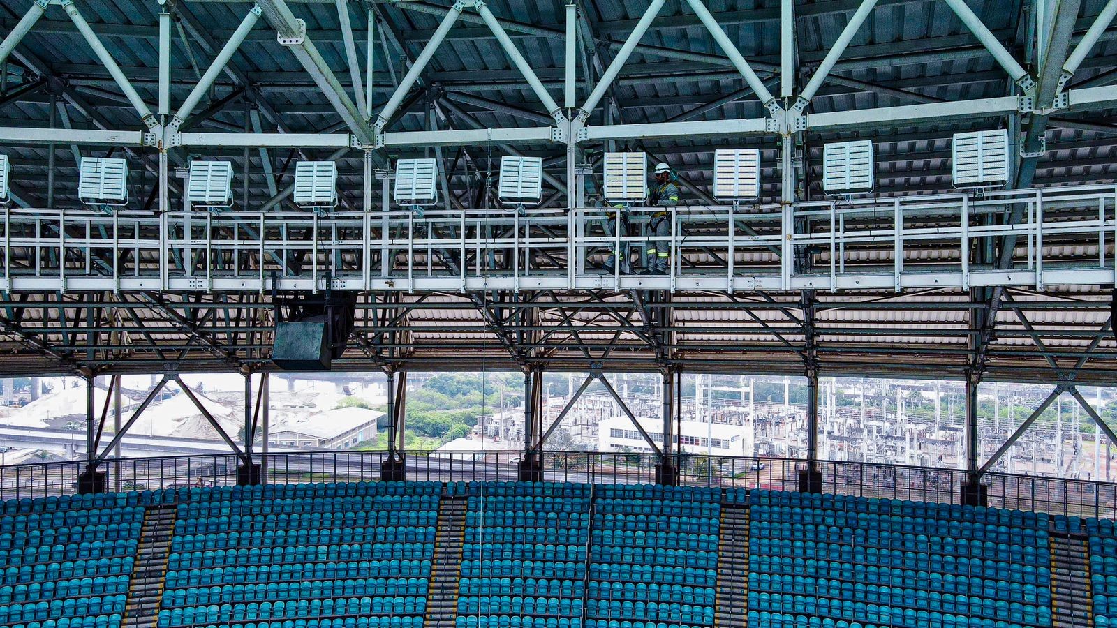 Arena do Grêmio inicia troca de refletores danificados pela enchente | Ge
