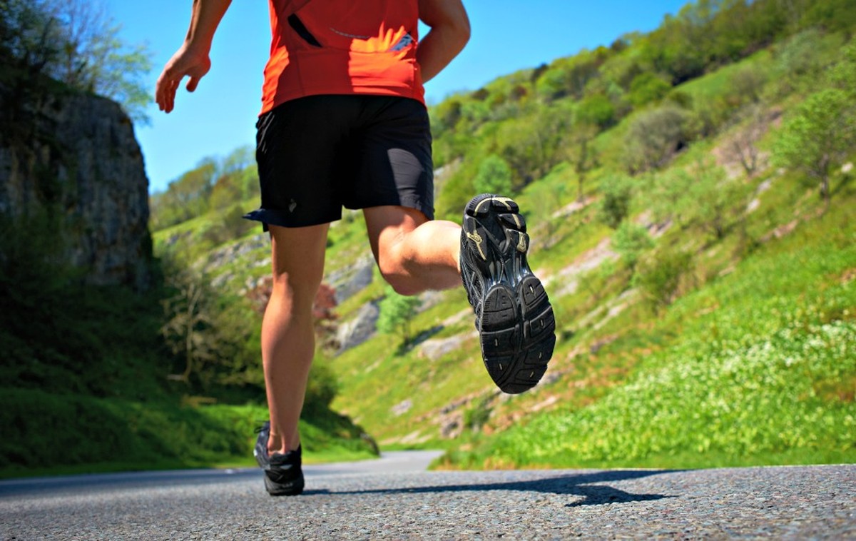 Correr em descidas aumenta o risco de lesões | treinos | ge