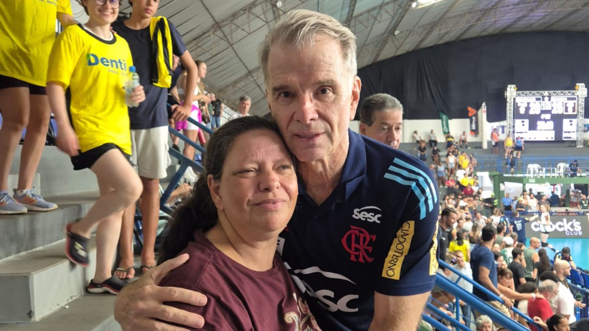 Torcedora com deficiência visual se emociona com abraço de Bernardinho | Ge