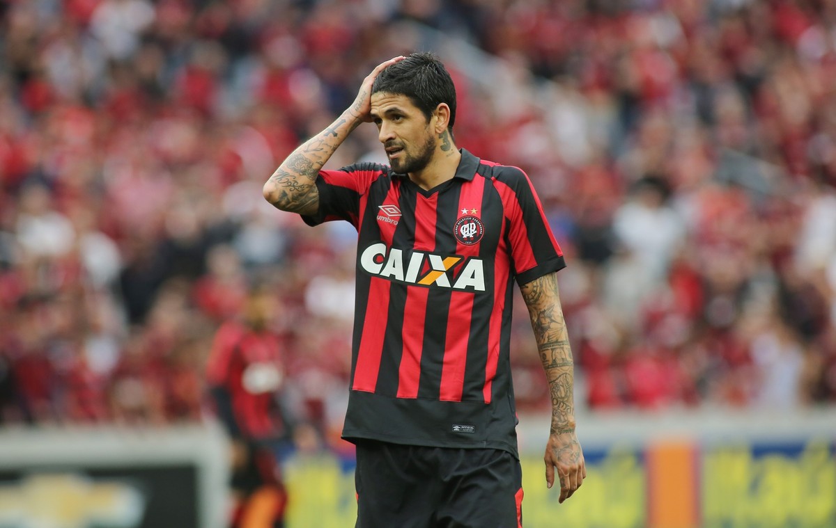 Entre amor e ódio, Lucho González vive relação intensa com torcida no ...