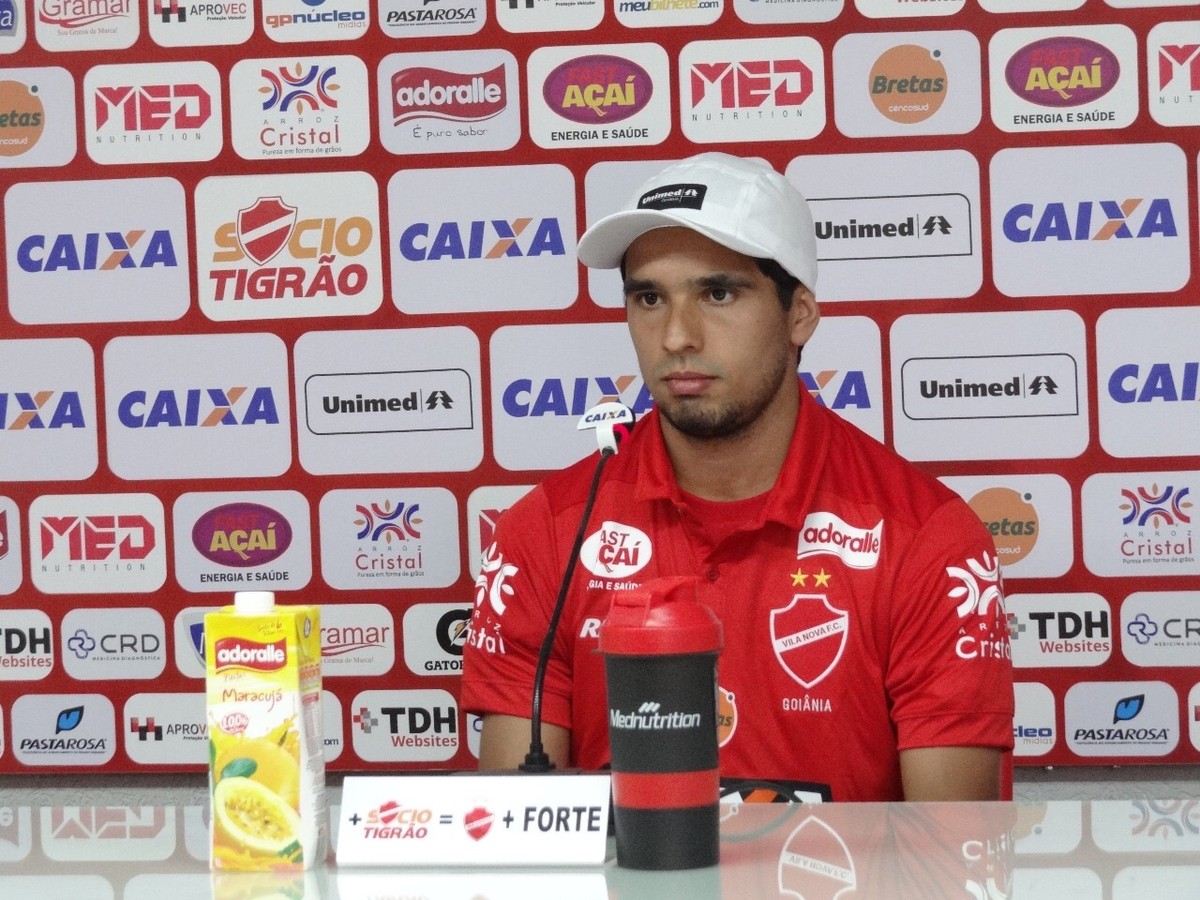 Titular na esquerda, Anderson Luis comemora vitória do Vila sobre o ...