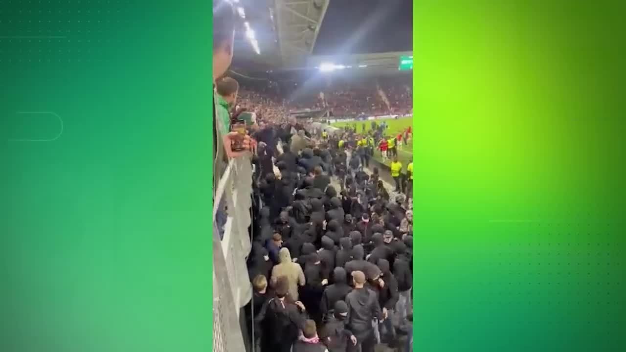 AZ veta a entrada de 43 ultras após agressões em jogo contra o West Ham ...