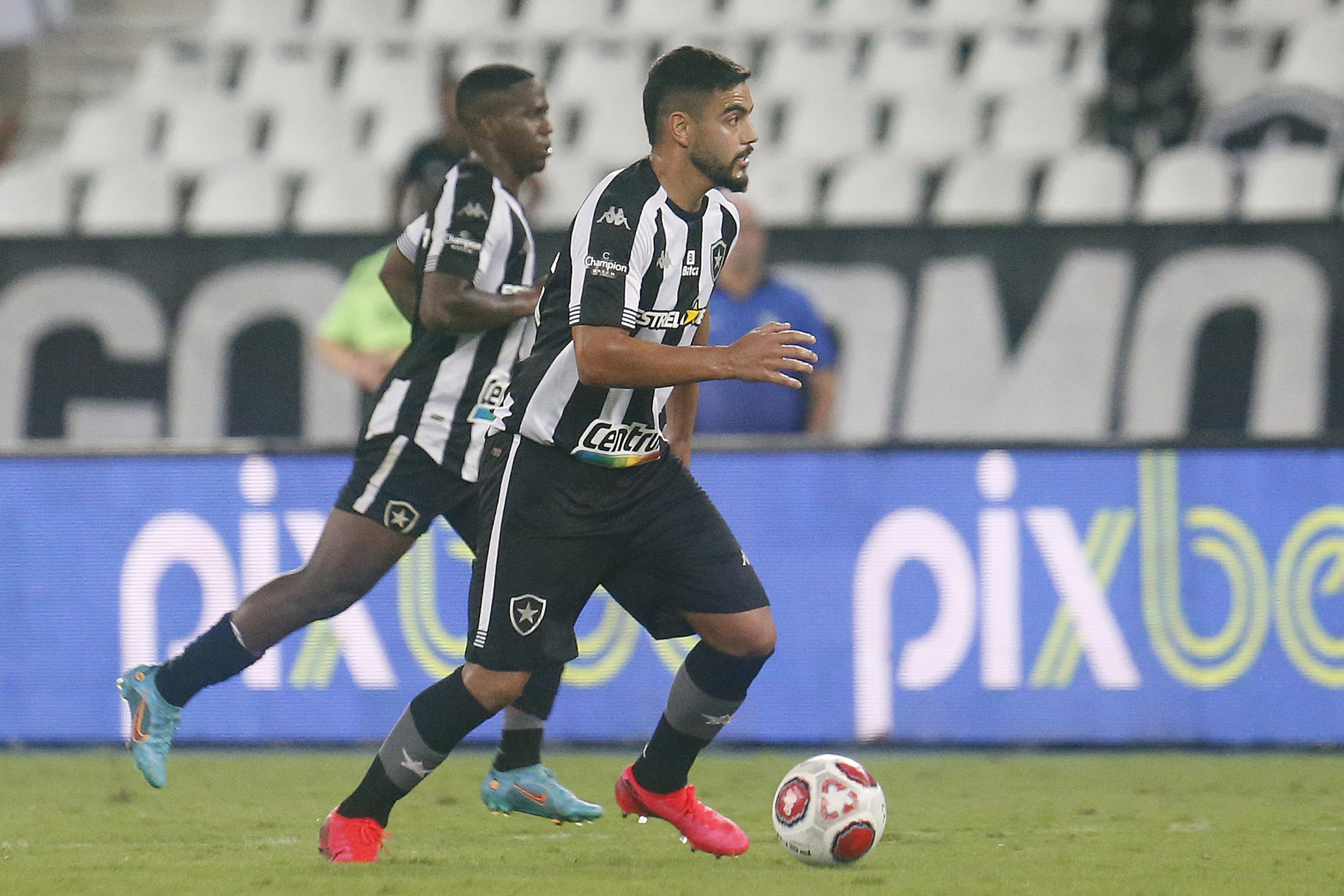 Botafogo informa lesão muscular de Barreto e confirma a de Kanu | Ge