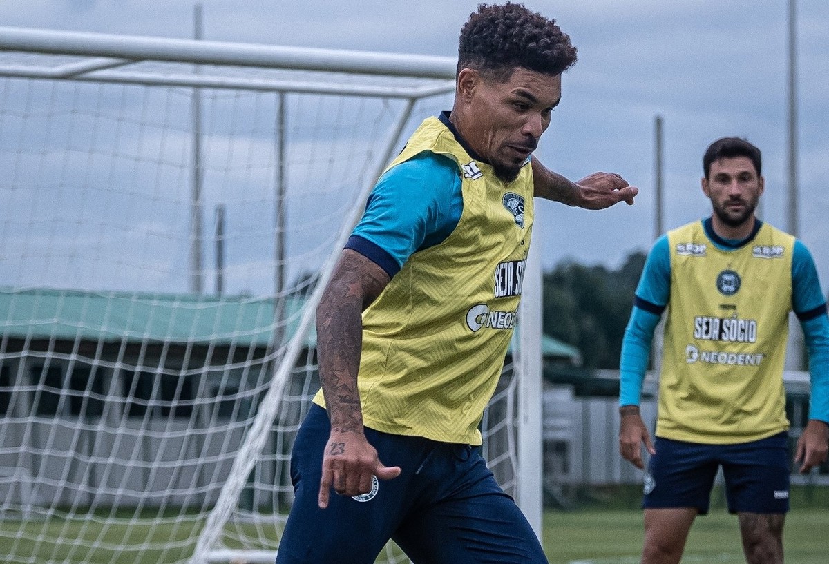 Júnior Urso volta a treinar após 23 dias e reforça o elenco do Coritiba ...