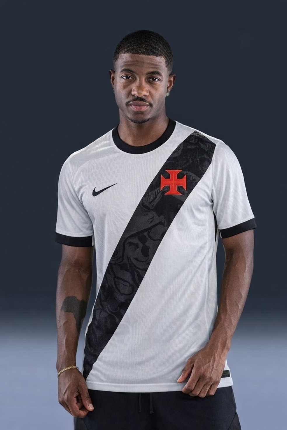 Novos uniformes do Vasco vazam nas redes sociais; veja fotos