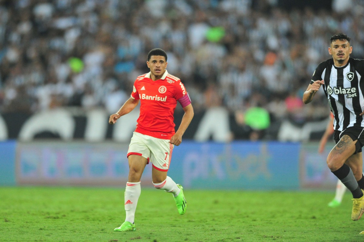 Taison admite que questões familiares prejudicaram ano no Inter e deixa ...