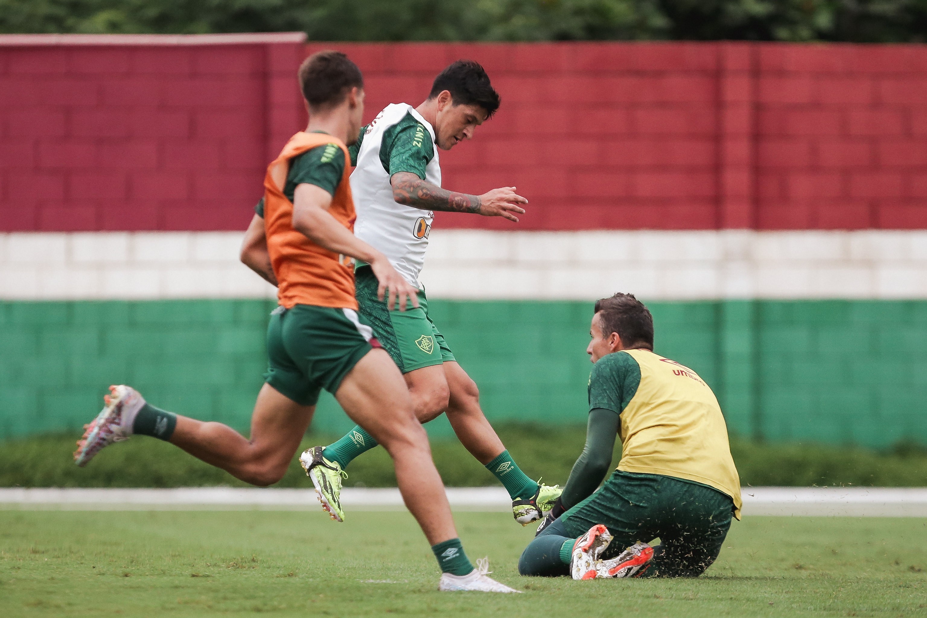 Cano e Douglas Costa treinam e aumentam opções do Fluminense para ...