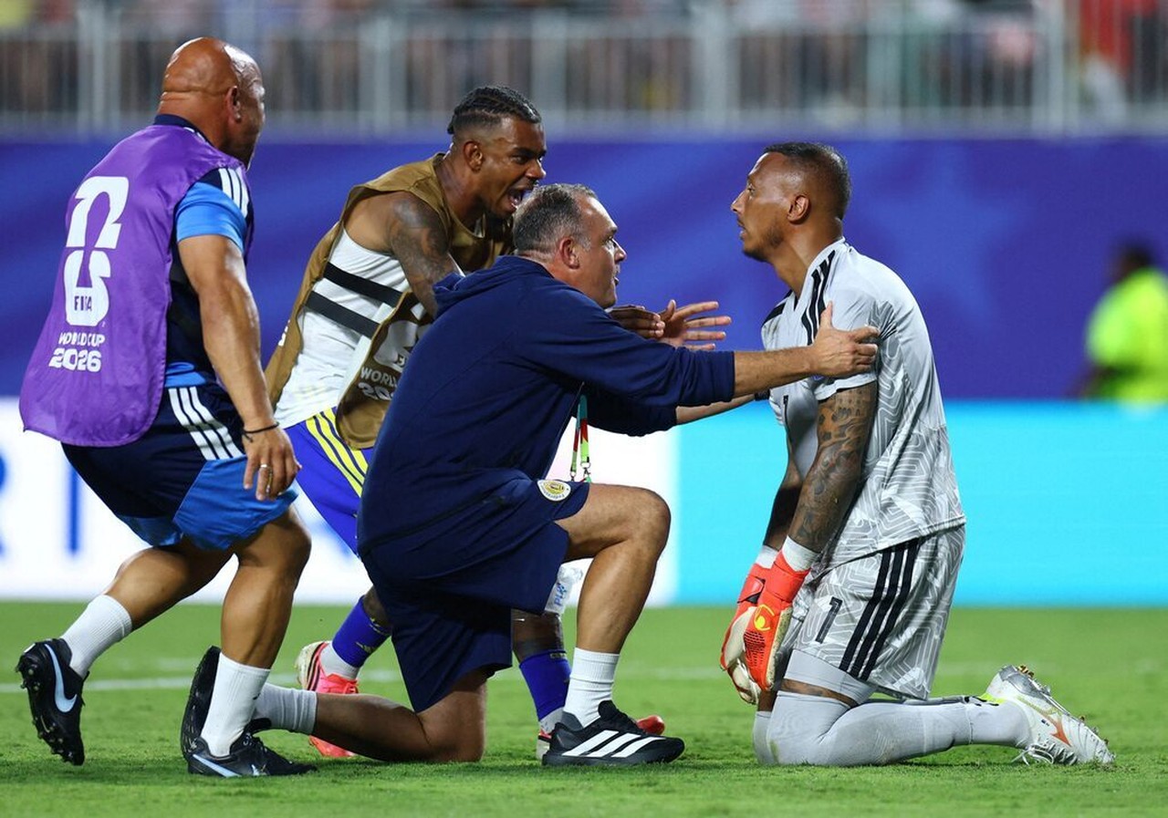 Herói de Curaçao em empate na Copa, goleiro Eloy Room comemora ...