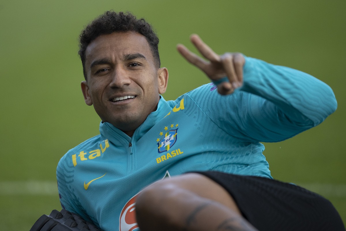 Danilo se iguala a Daniel Alves em jogos na Seleção com Tite, que ...
