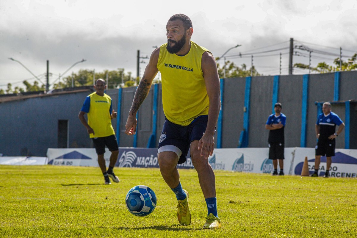Confiança renova com zagueiros Adalberto e Raphael para 2024 ...