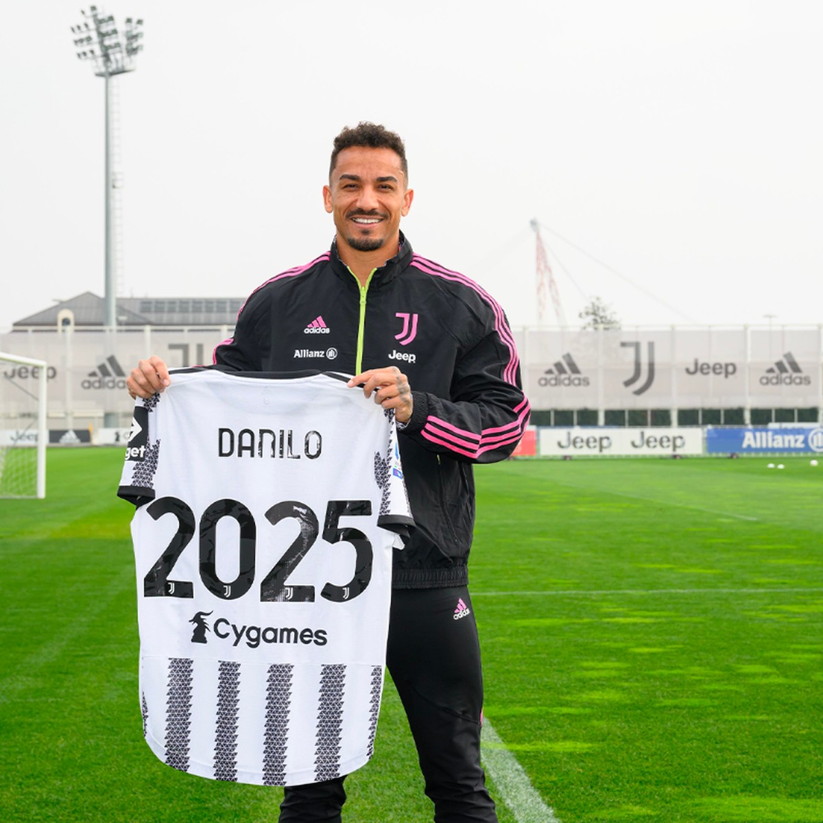 Lateral Danilo renova contrato com a Juventus até 2025 | futebol ...