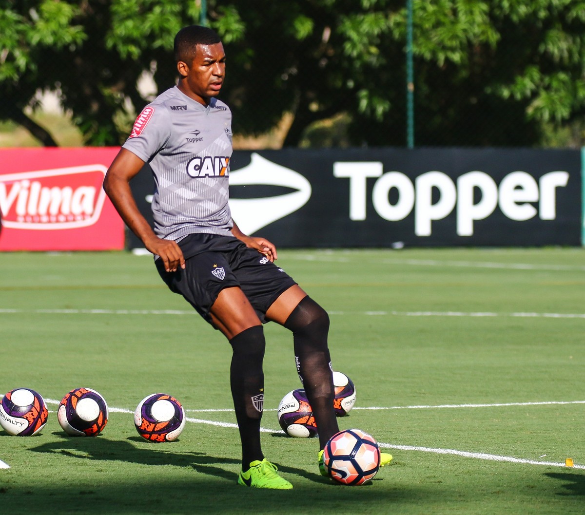 Erazo deixa treino mais cedo, é punido pelo Galo e vai passar por ...