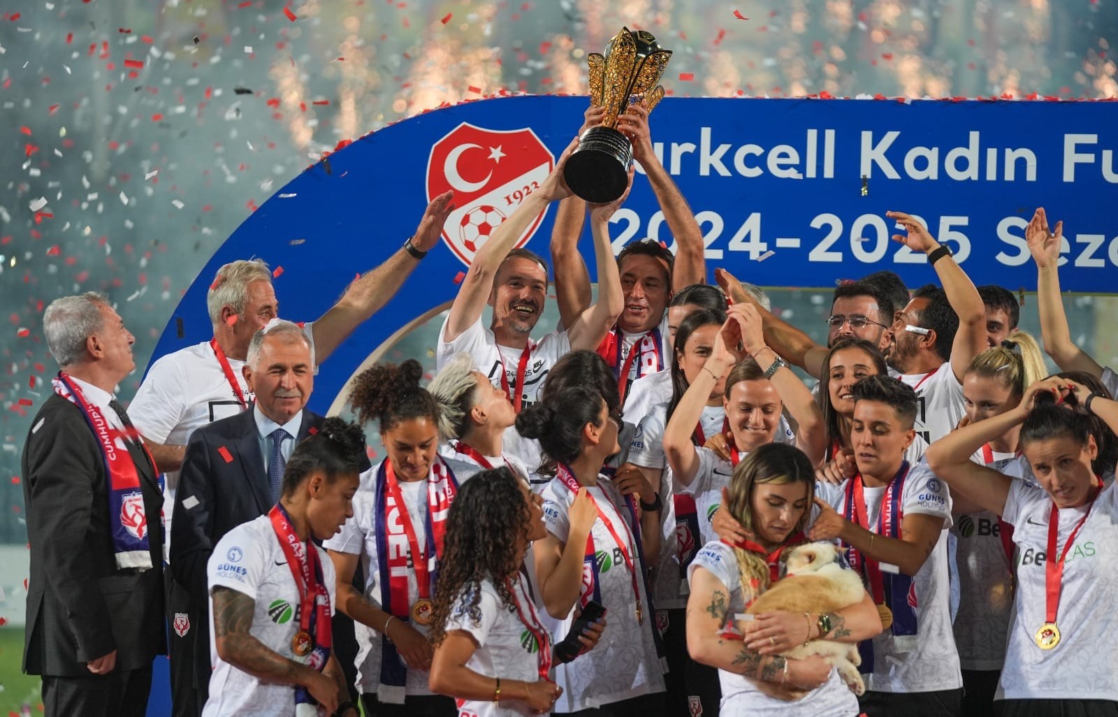 Maria Alves conquista título da Superliga Turca feminina de 2025 | Ge