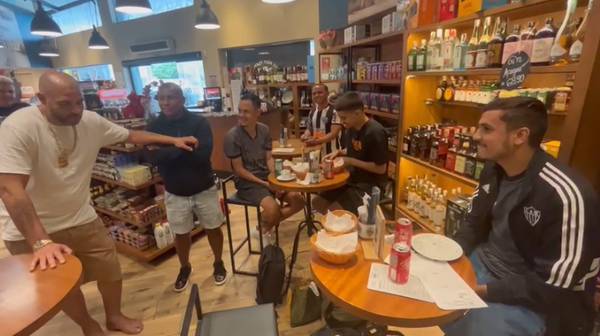 Antes de jogo com Flamengo, torcedor do Atlético-MG encontra Adriano ...