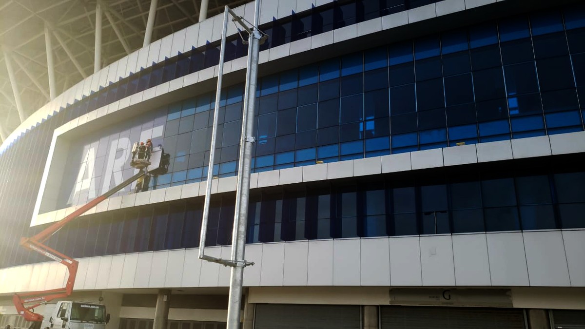Arena do Grêmio troca letreiro e "renova" visual para receber a Copa ...