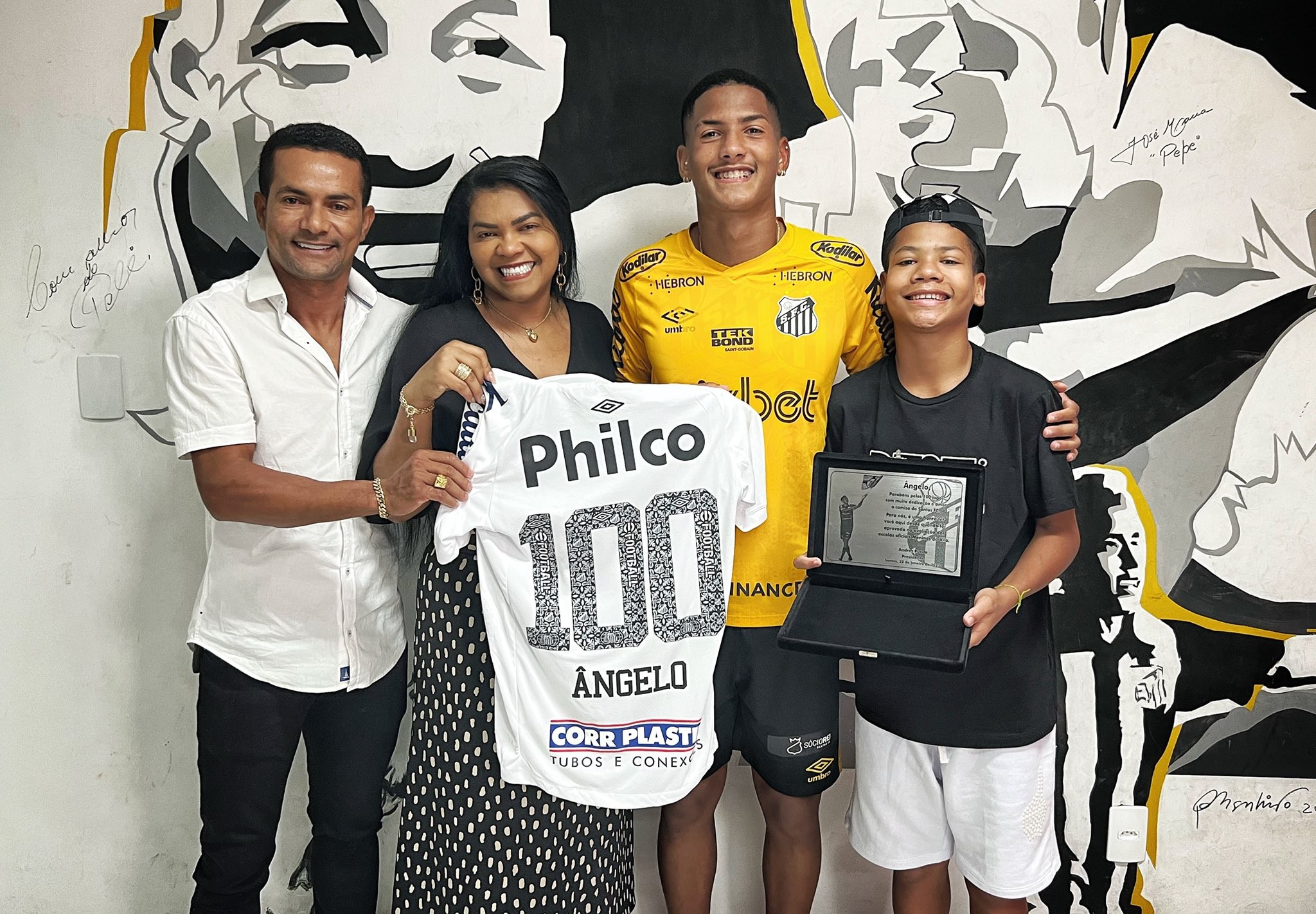 Ângelo ganha camisa com número 100 após marca pelo Santos | Ge