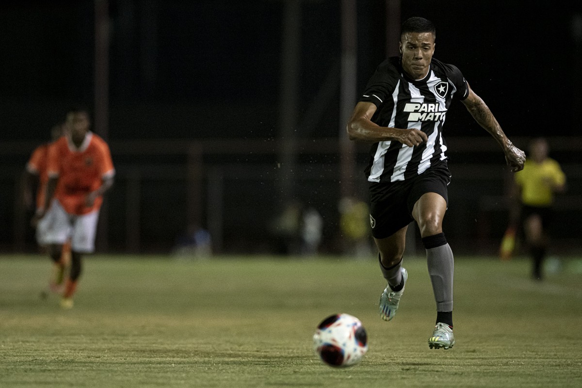 Carlos Alberto leva falta dura e é substituído no primeiro tempo de ...