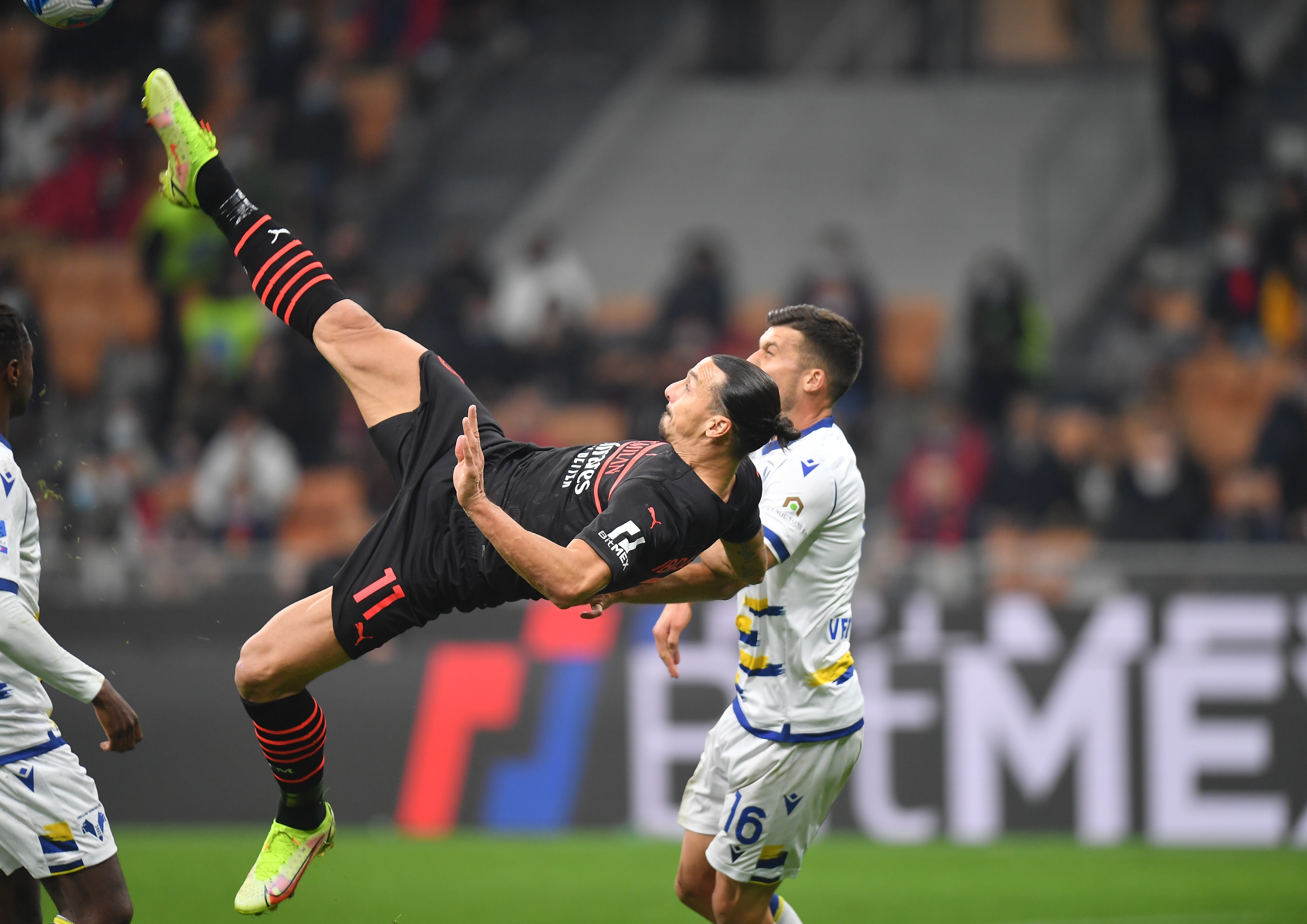 Gol contra bizarro garante vitória, Ibrahimovic volta a jogar, e Milan ...