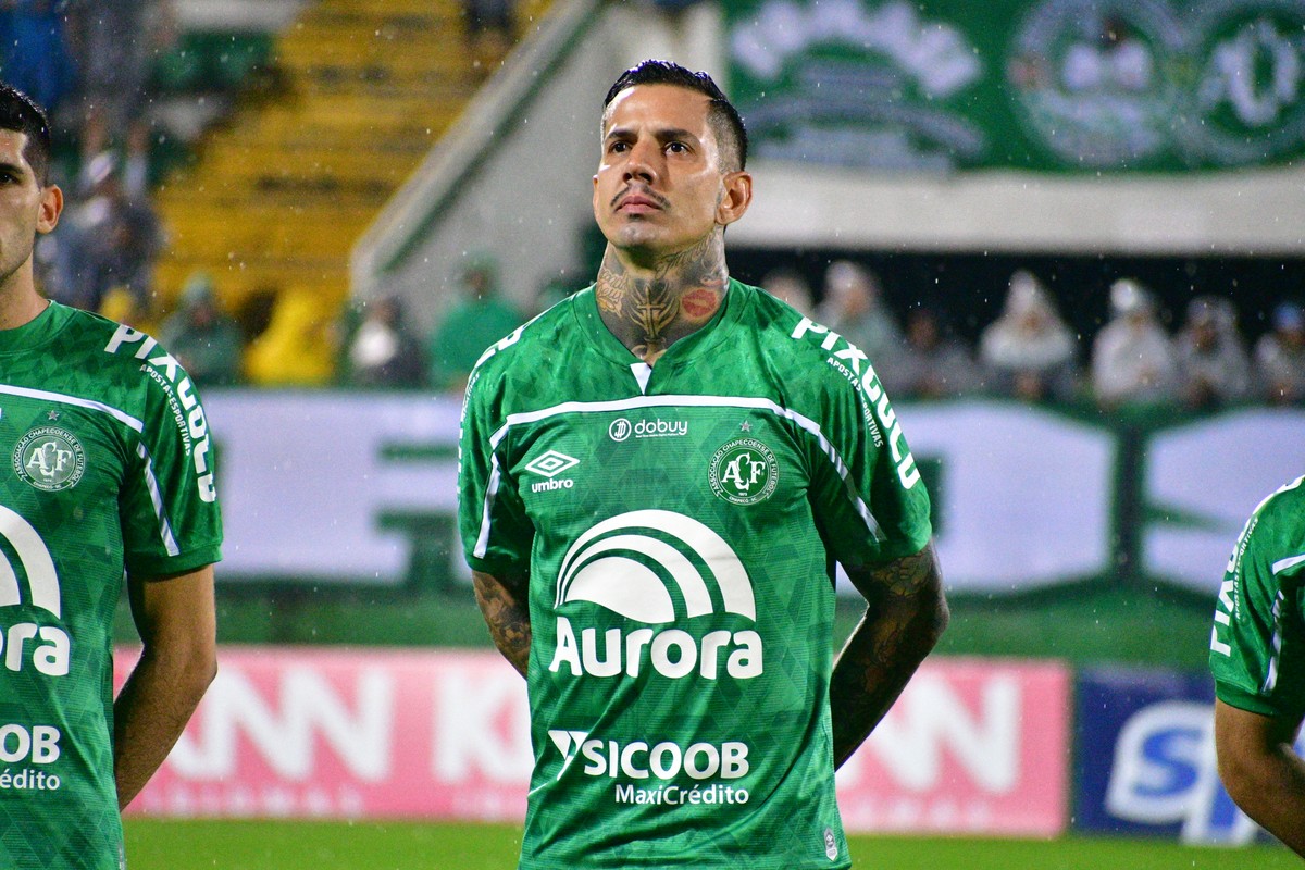 Chapecoense e Victor Ramos não entram em acordo salarial e zagueiro deixa o time | chapecoense | ge