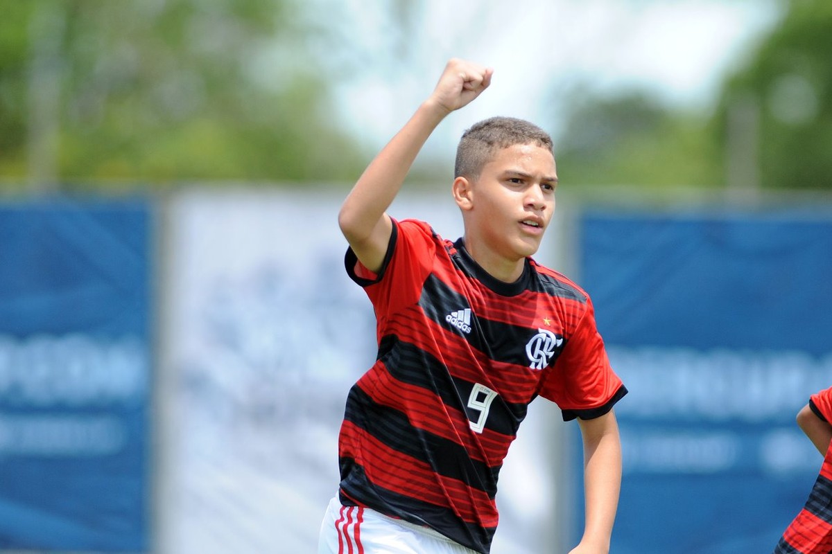 Após "vaquinha" e um ano longe da mãe, joia do Flamengo vira destaque ...