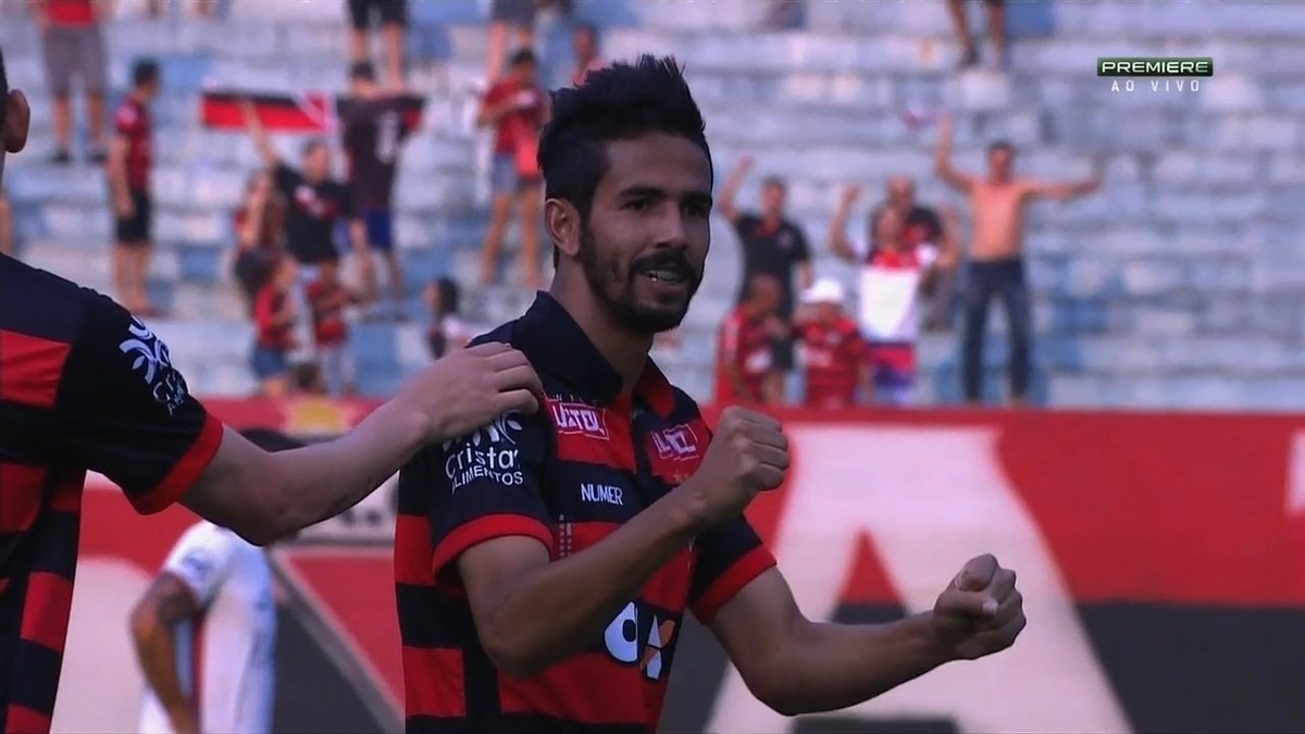 Jonathan completa três anos no Atlético-GO, relembra gol na estreia e ...