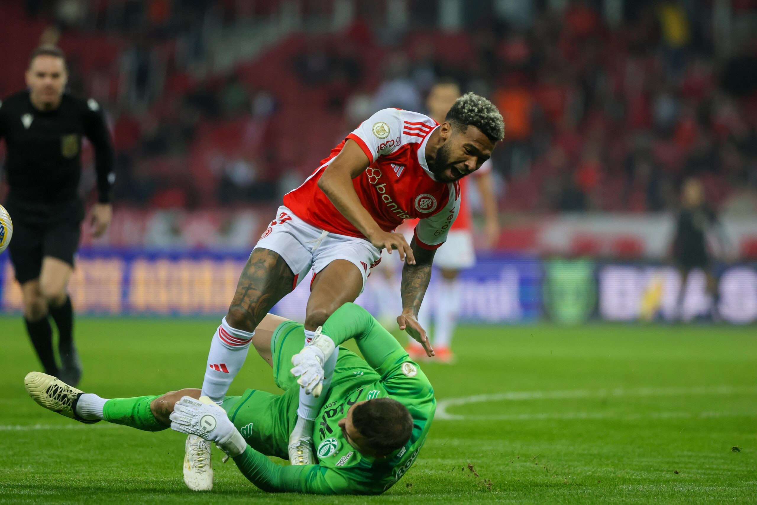 Wesley deixa jogo do Inter nos primeiros minutos com dores no tornozelo ...