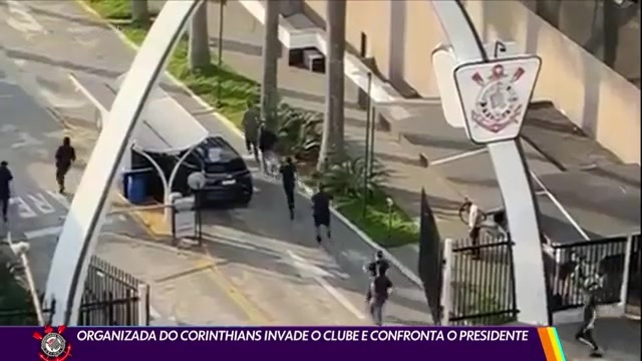 Vítor Pereira, do Corinthians, posa em foto com o lutador Charles do ...