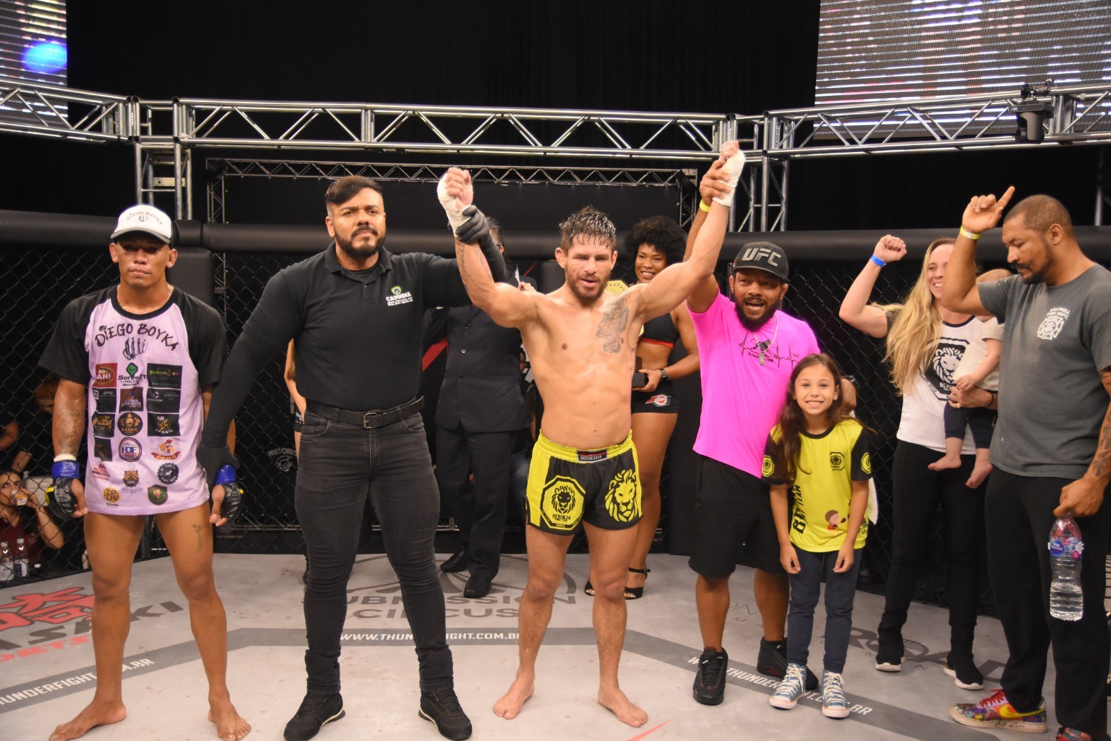 Ex-UFC Anderson Berinja vence por finalização no Thunder Fight 41