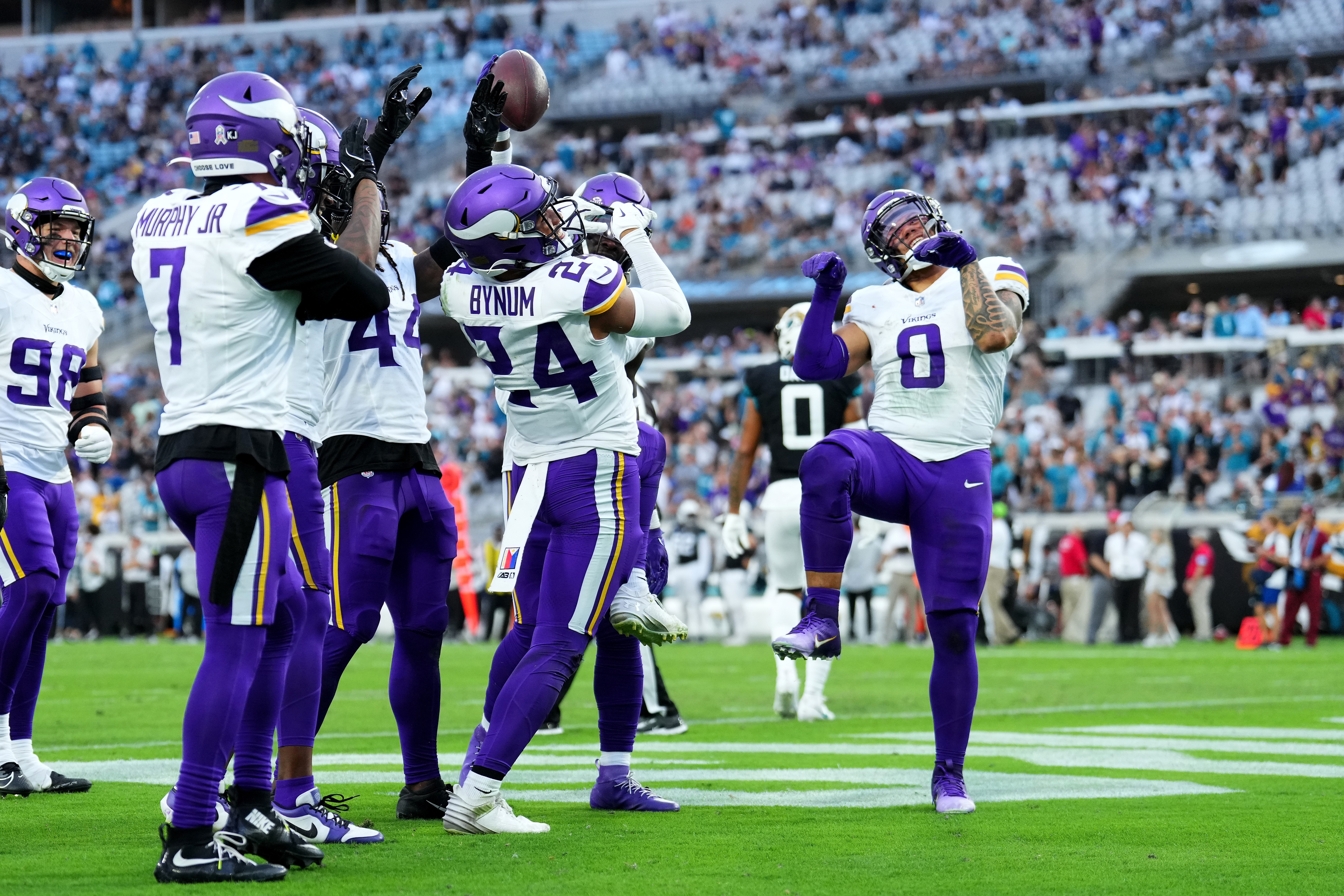 NFL: defensor sela vitória e imita coreografia polêmica de Raygun | Ge