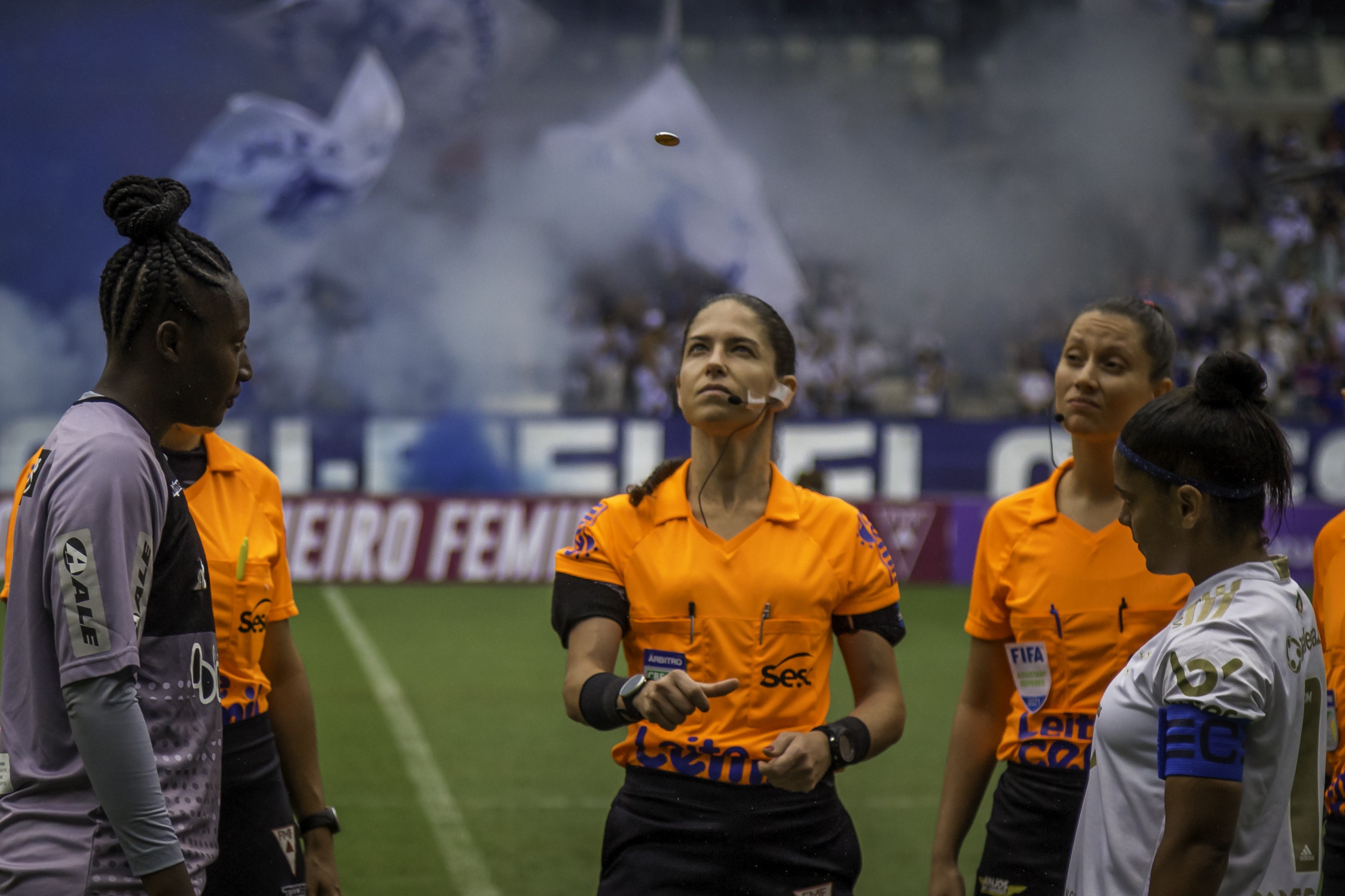 Com escudo Fifa e escalada pela CBF, árbitra passa Mineiro sem apitar | Ge