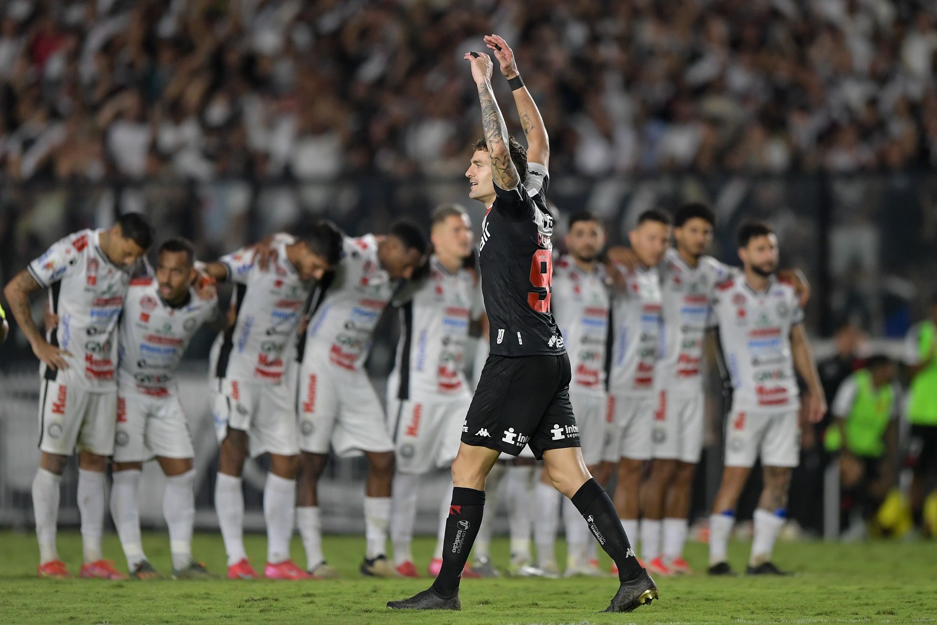 Hugo e Vegetti devolvem deboche e tiram onda após classificação do ...