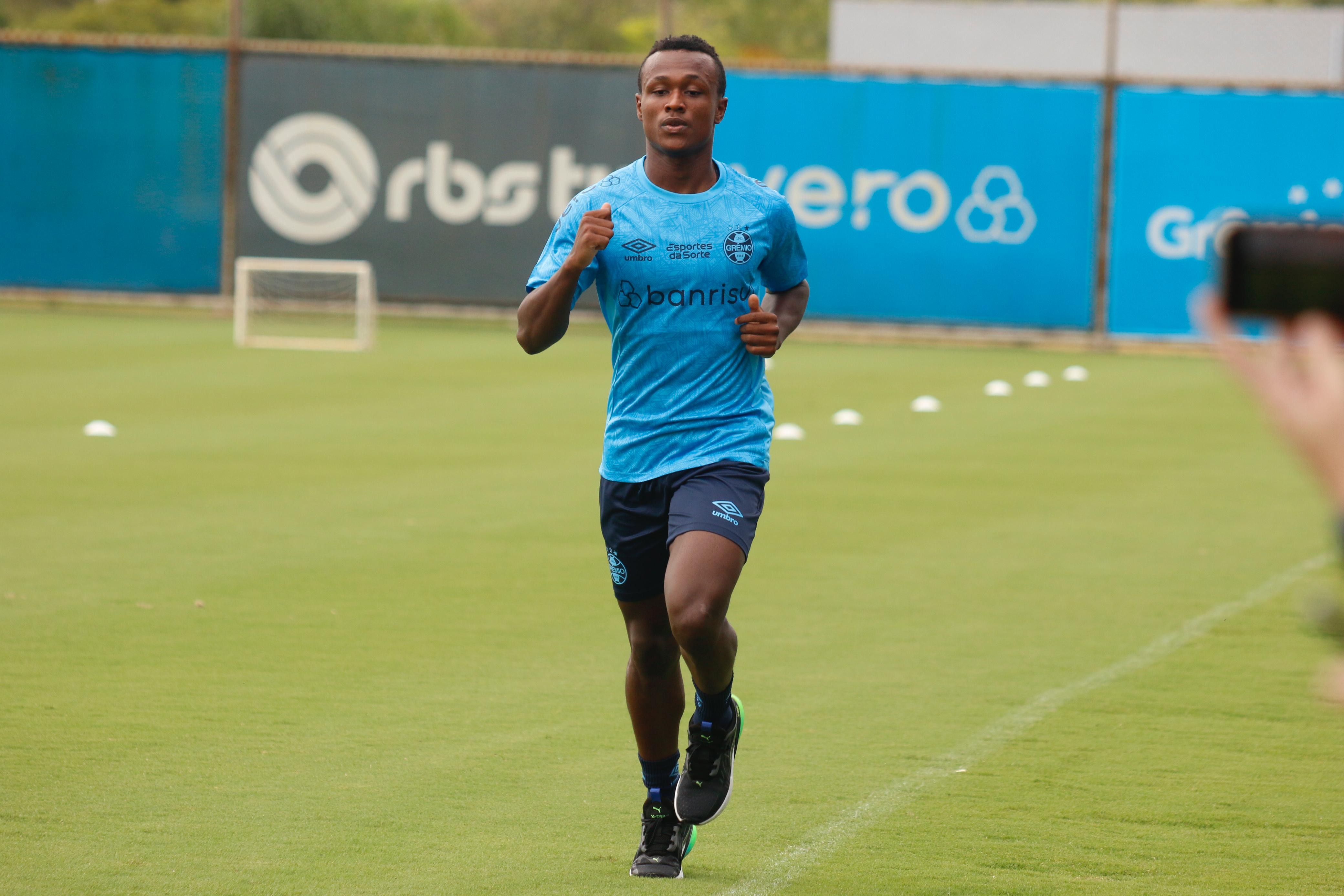 Treino do Grêmio: Nathan Fernandes corre no gramado, e reforços ...