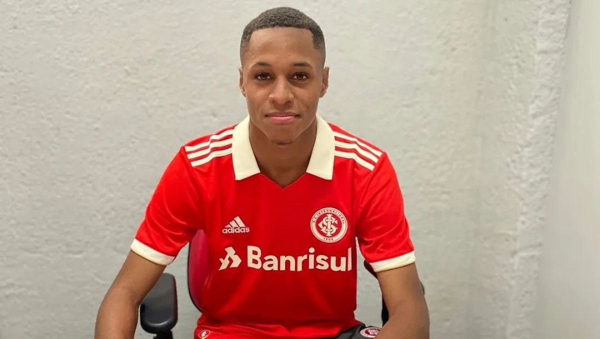 Capixaba Lucas Cirilo deixa o Palmeiras e assina o primeiro contrato ...