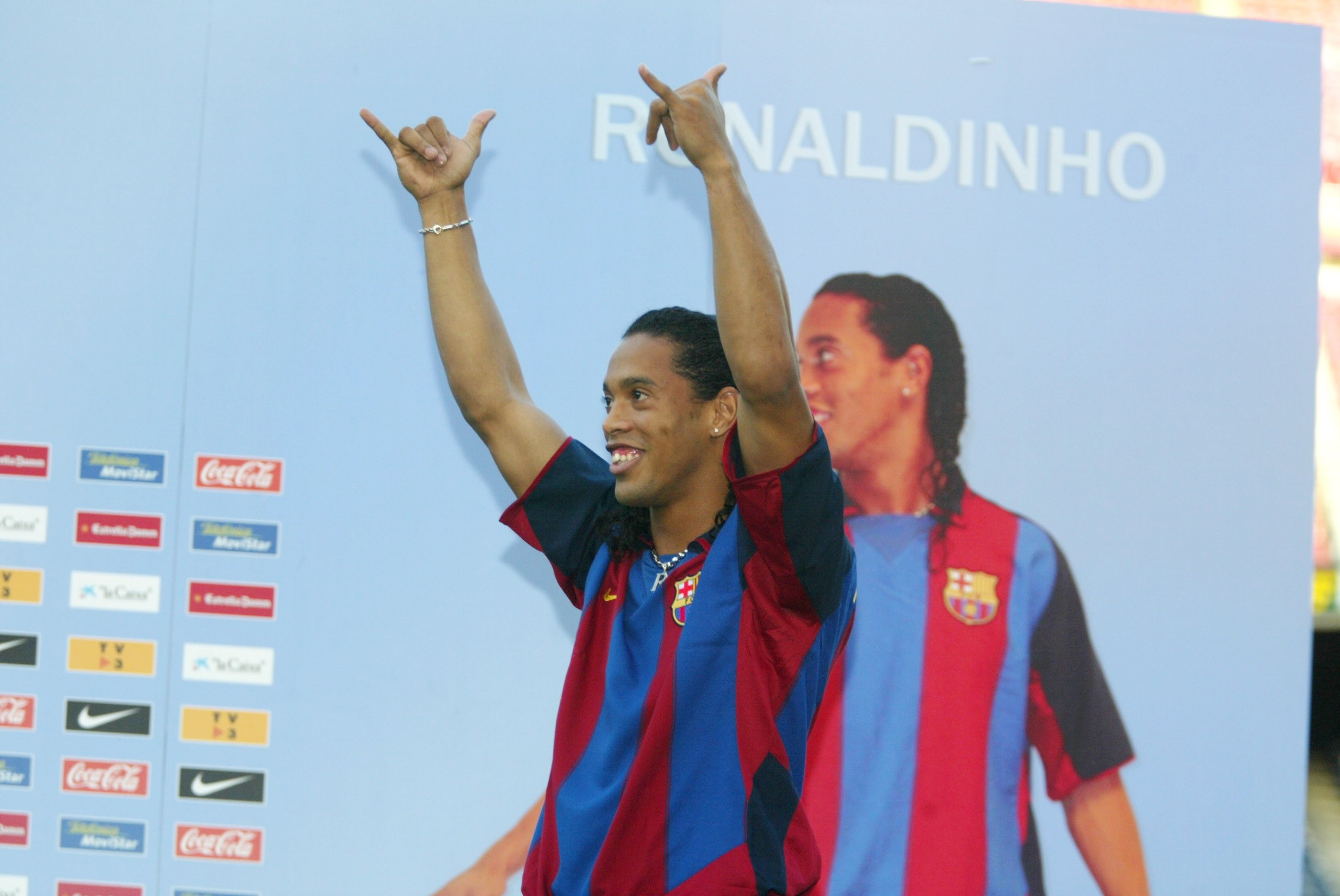 Barcelona homenageia 21 anos da chegada de Ronaldinho Gaúcho; assista | Ge