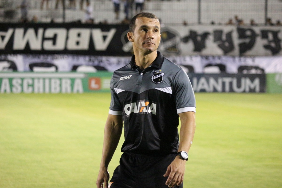 Ranielle admite desejo de seguir como técnico do ABC em 2018: "Abraçar ...