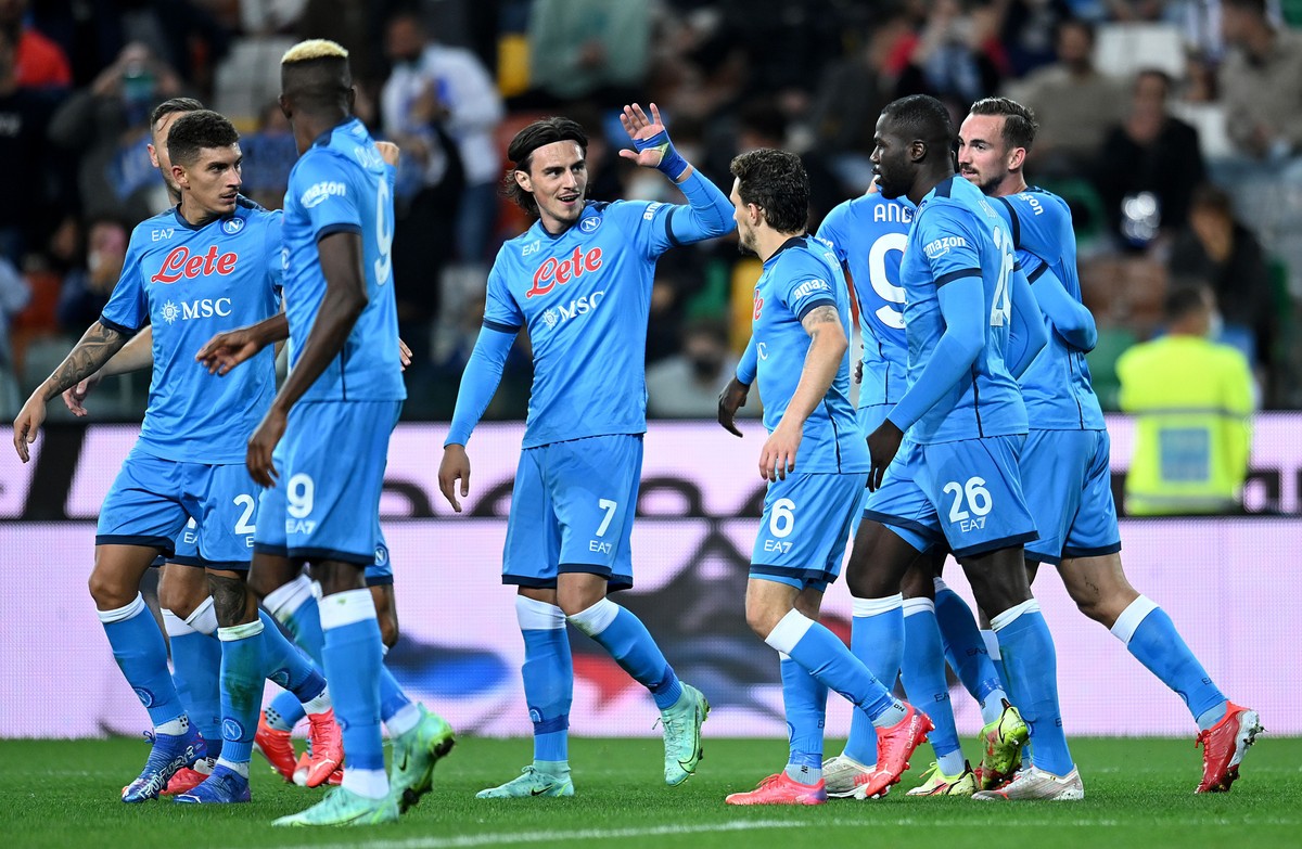 Napoli goleia Udinese fora de casa e lidera Campeonato Italiano com 100 ...