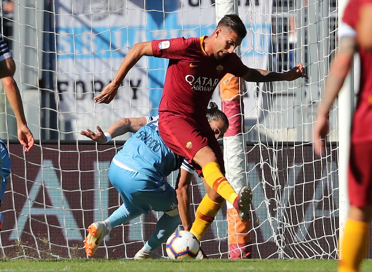 Com falhas sul-americanas e gol de calcanhar, Roma bate Lazio no ...