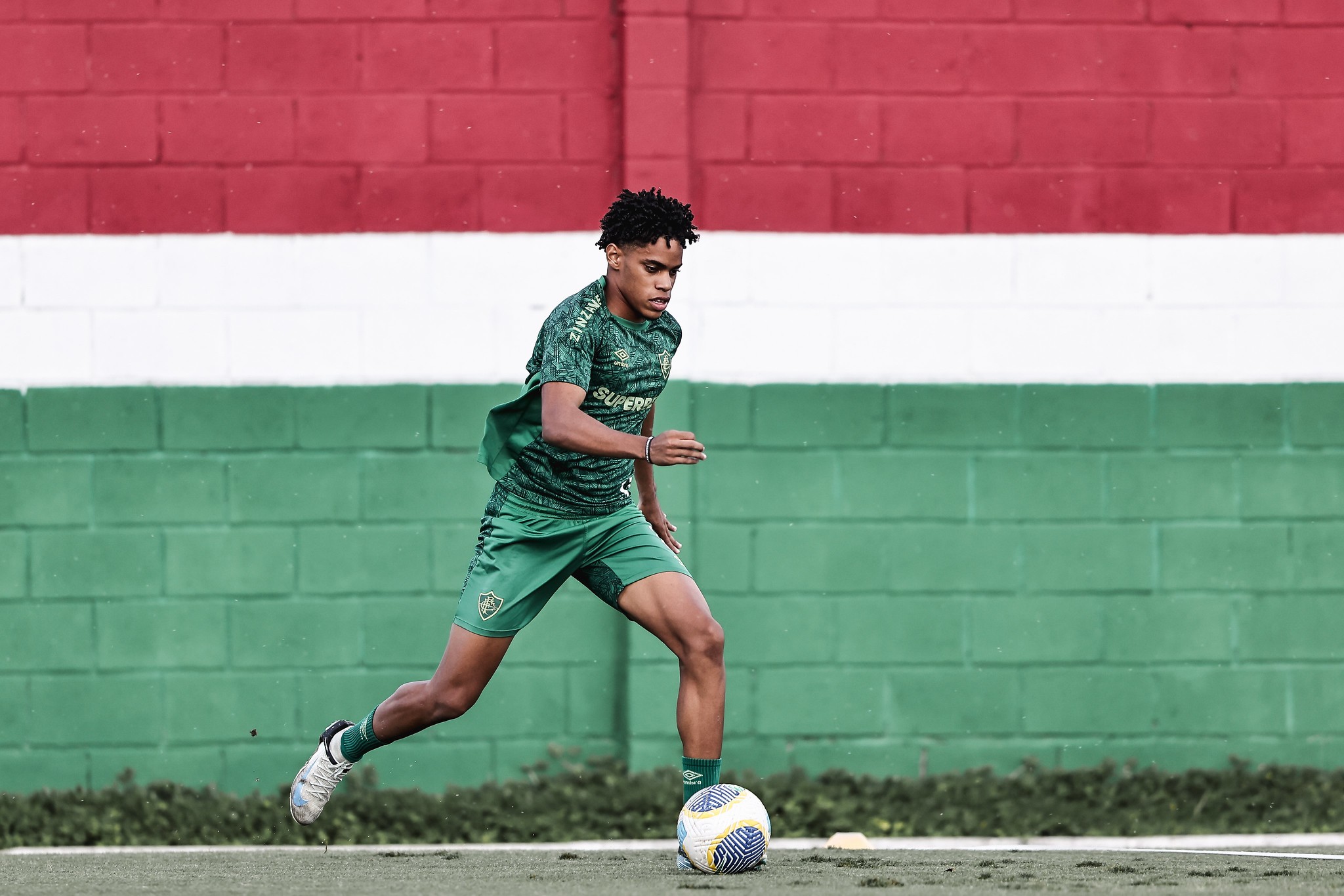 Matheus Reis rompe ligamento do joelho e desfalca Fluminense por tempo ...