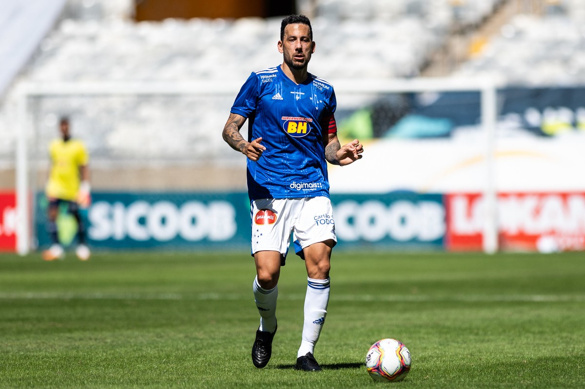 Ariel Cabral iguala Arrascaeta e se torna o estrangeiro com mais jogos pelo Cruzeiro | cruzeiro | ge