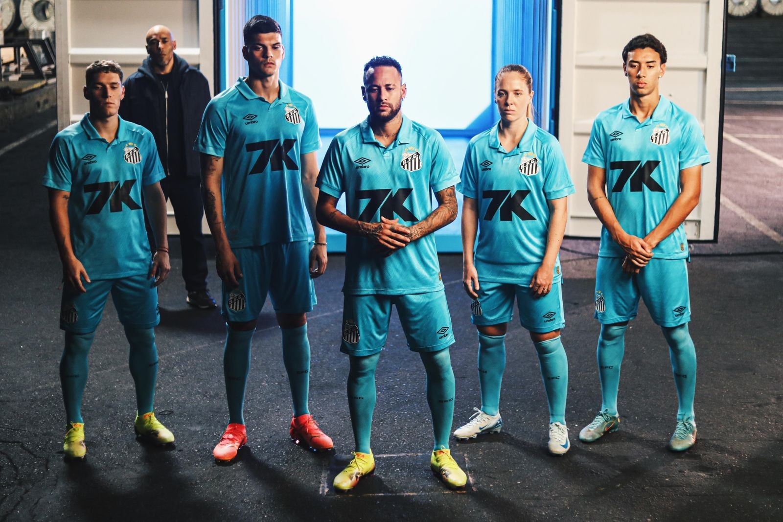 Santos lança camisa azul turquesa em homenagem a Neymar | Ge