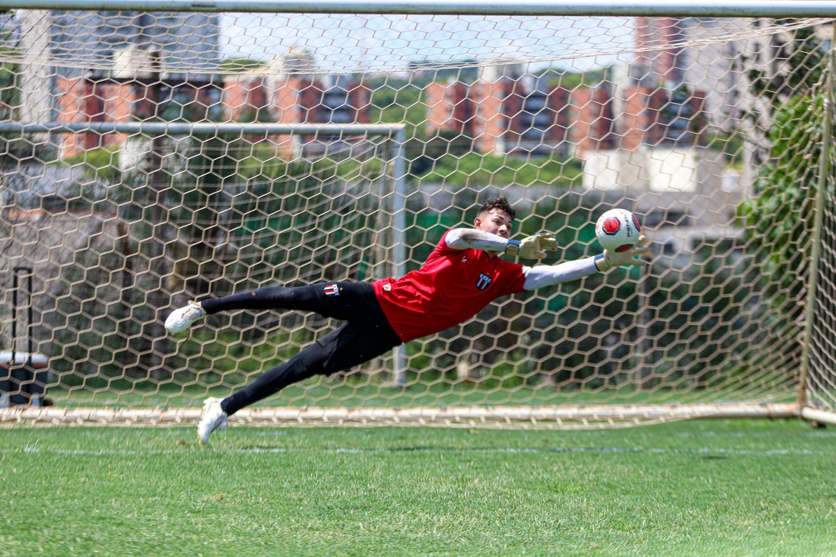 Jovem goleiro do Botafogo-SP sonha com boa temporada e desafio de ...