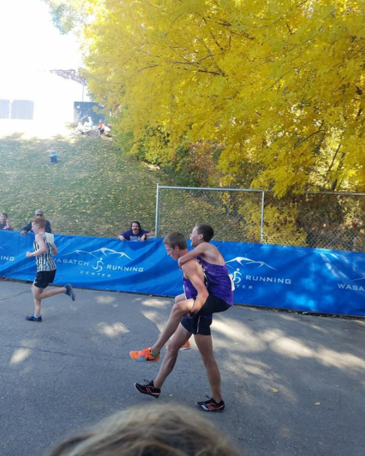 Corredor carrega companheiro nas costas até a linha de chegada após ...