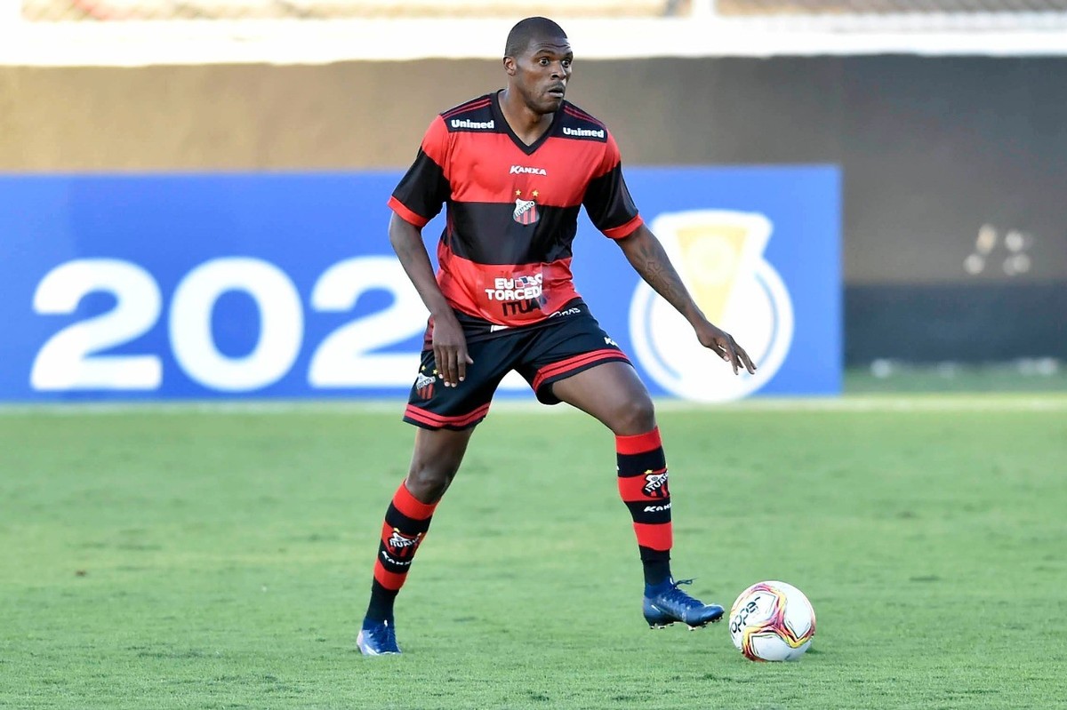 Santa Cruz confirma contratação do lateral-esquerdo Julinho, ex-São ...