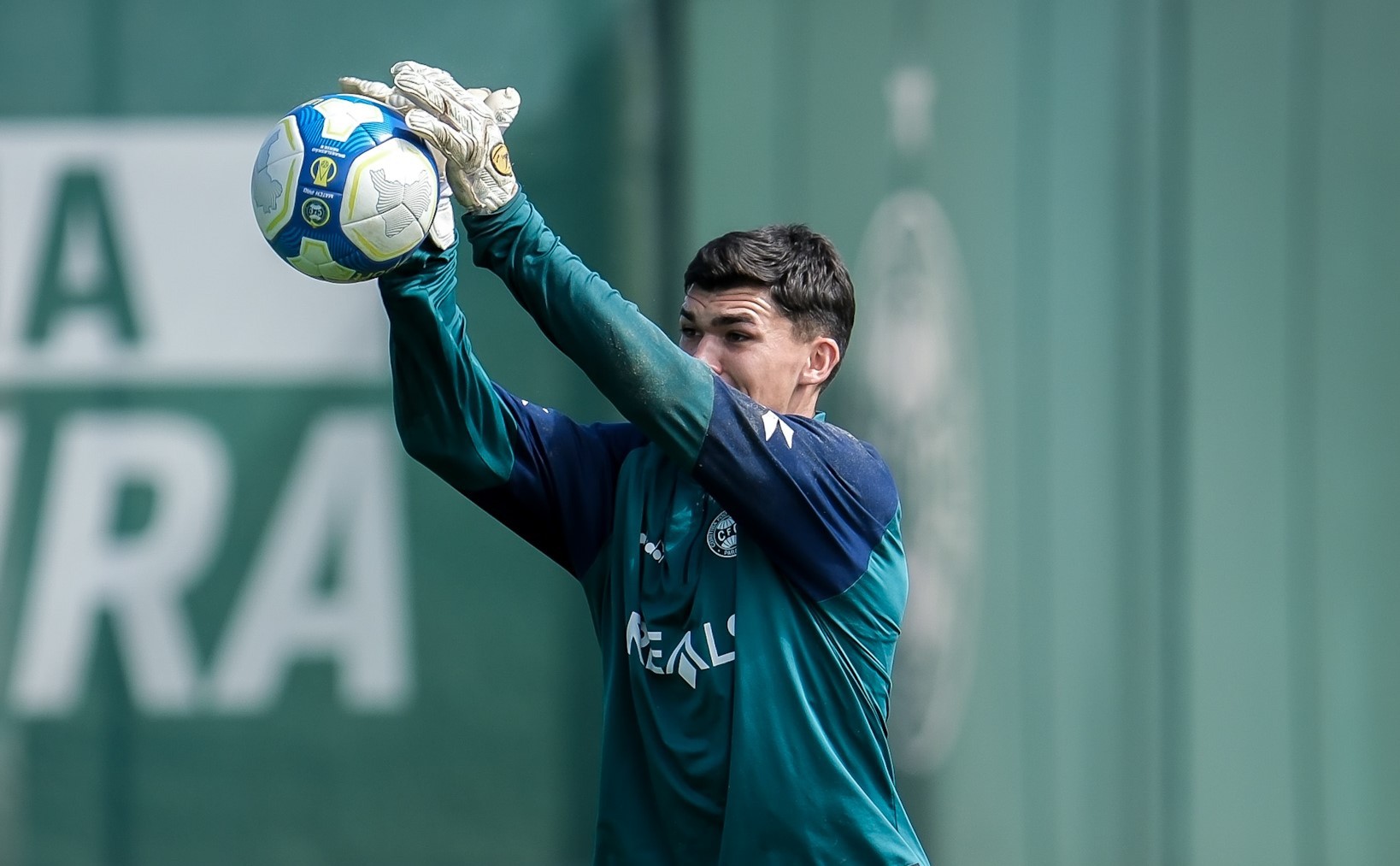 Goleiro do Coritiba, Pedro Morisco ultrapassa 100 defesas na Série B ...