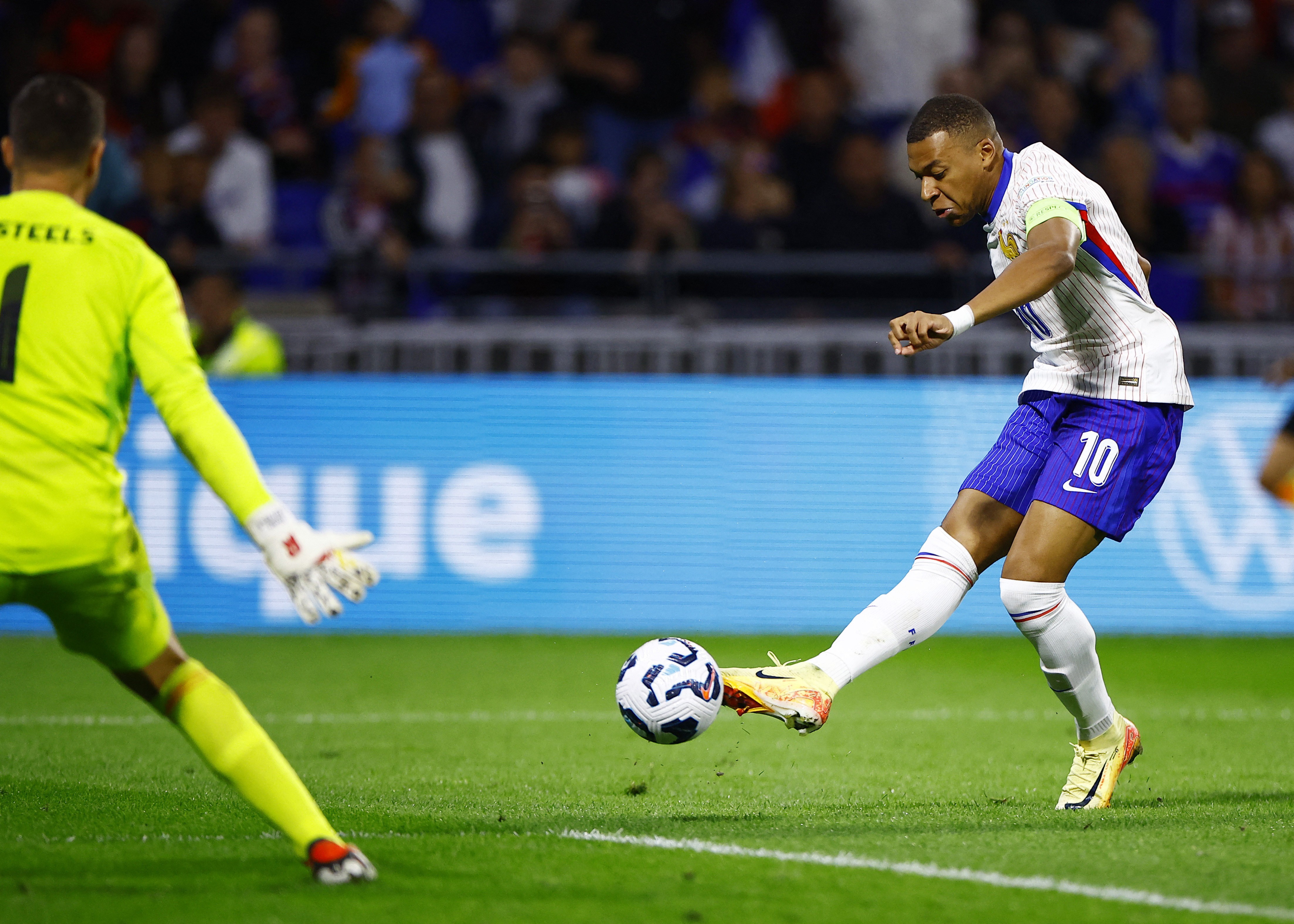 Deschamps volta a defender Mbappé, chamado de “medíocre” por ...